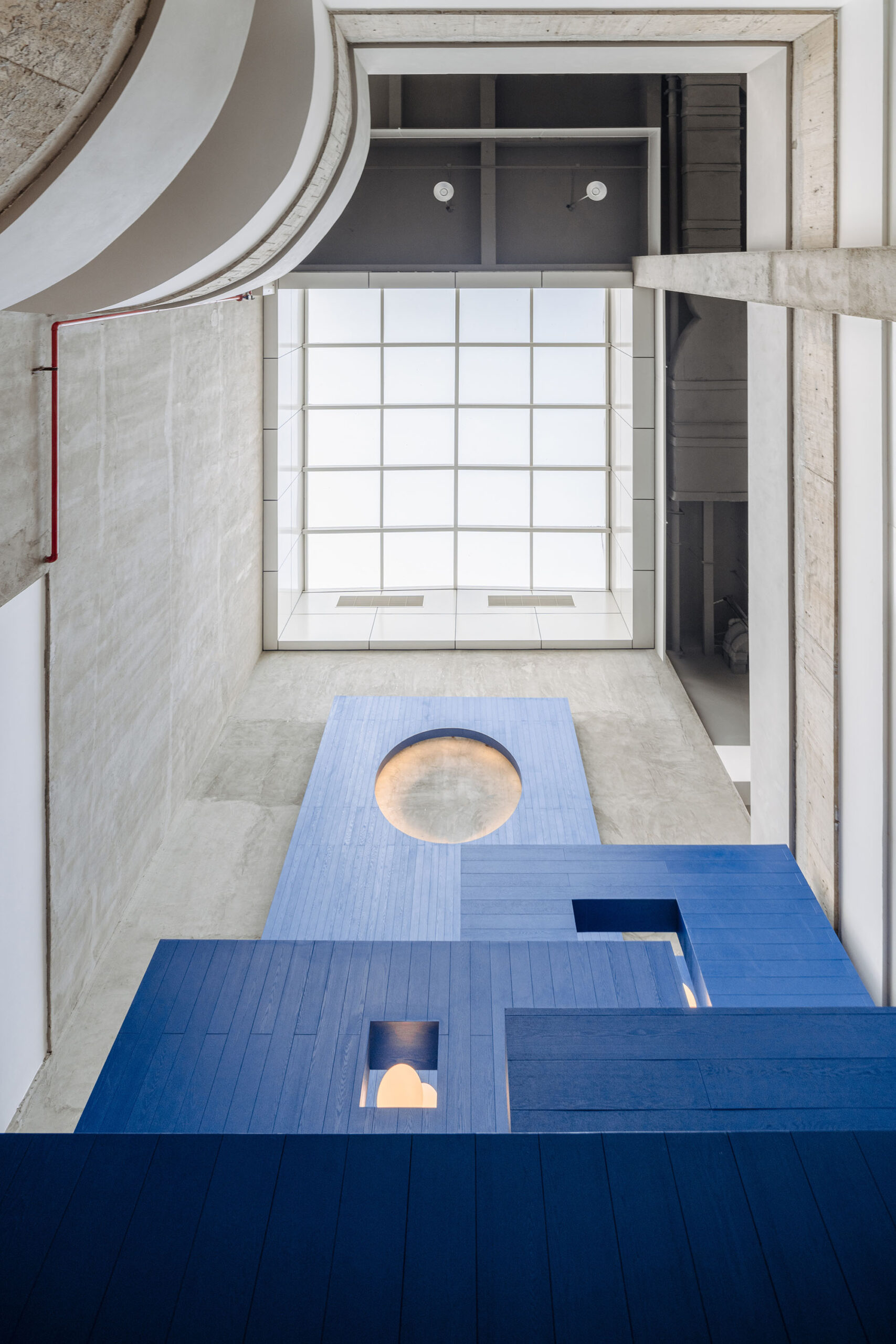 アトリウムに「本の山」がそびえ立つ、上海初のスポーツがテーマの書店〈Lvwaスポーツブックストア〉中国、Studio YUDA、Studio NOR - TECTURE MAG（テクチャー ...