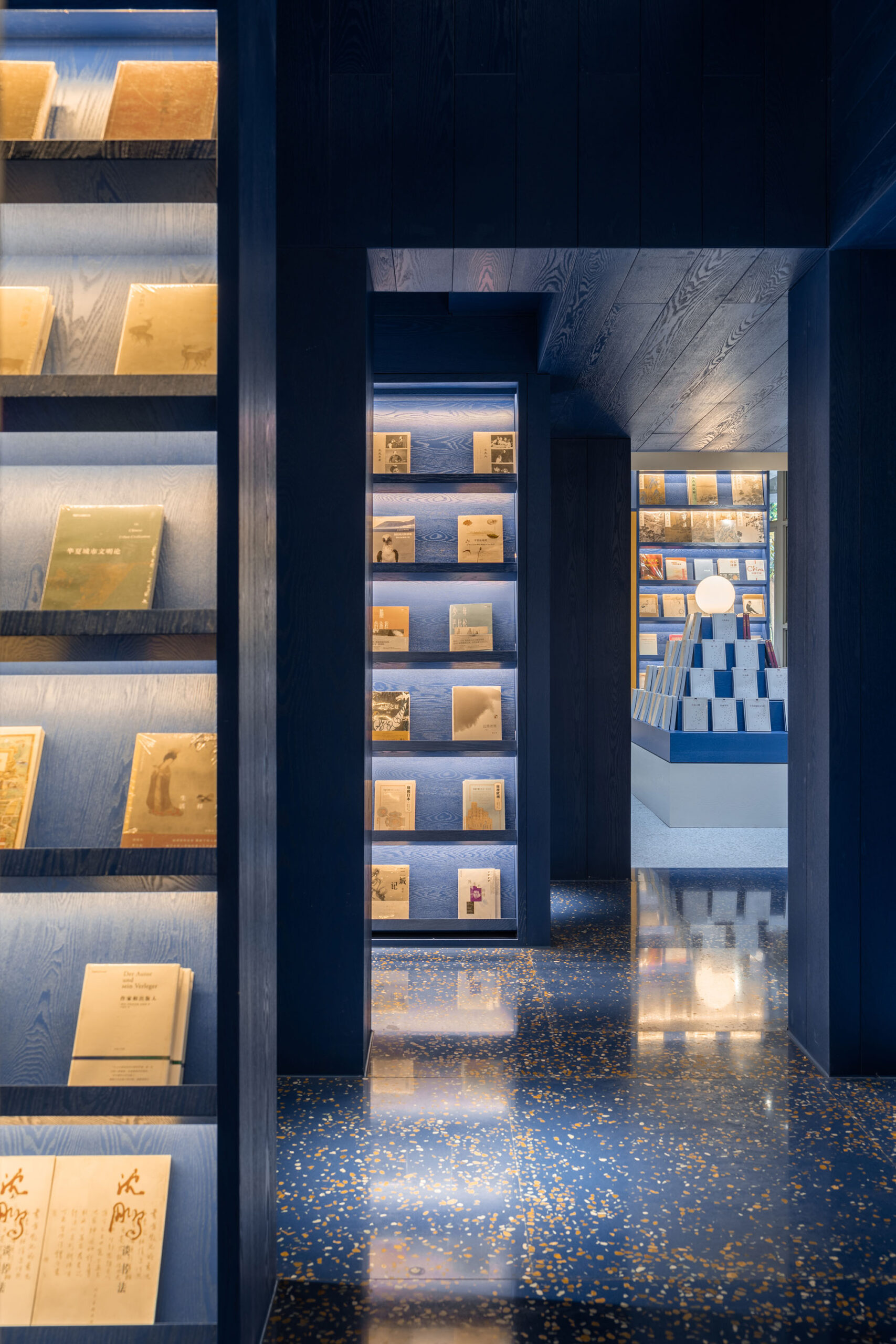 アトリウムに「本の山」がそびえ立つ、上海初のスポーツがテーマの書店〈Lvwaスポーツブックストア〉中国、Studio YUDA、Studio NOR - TECTURE MAG（テクチャー ...