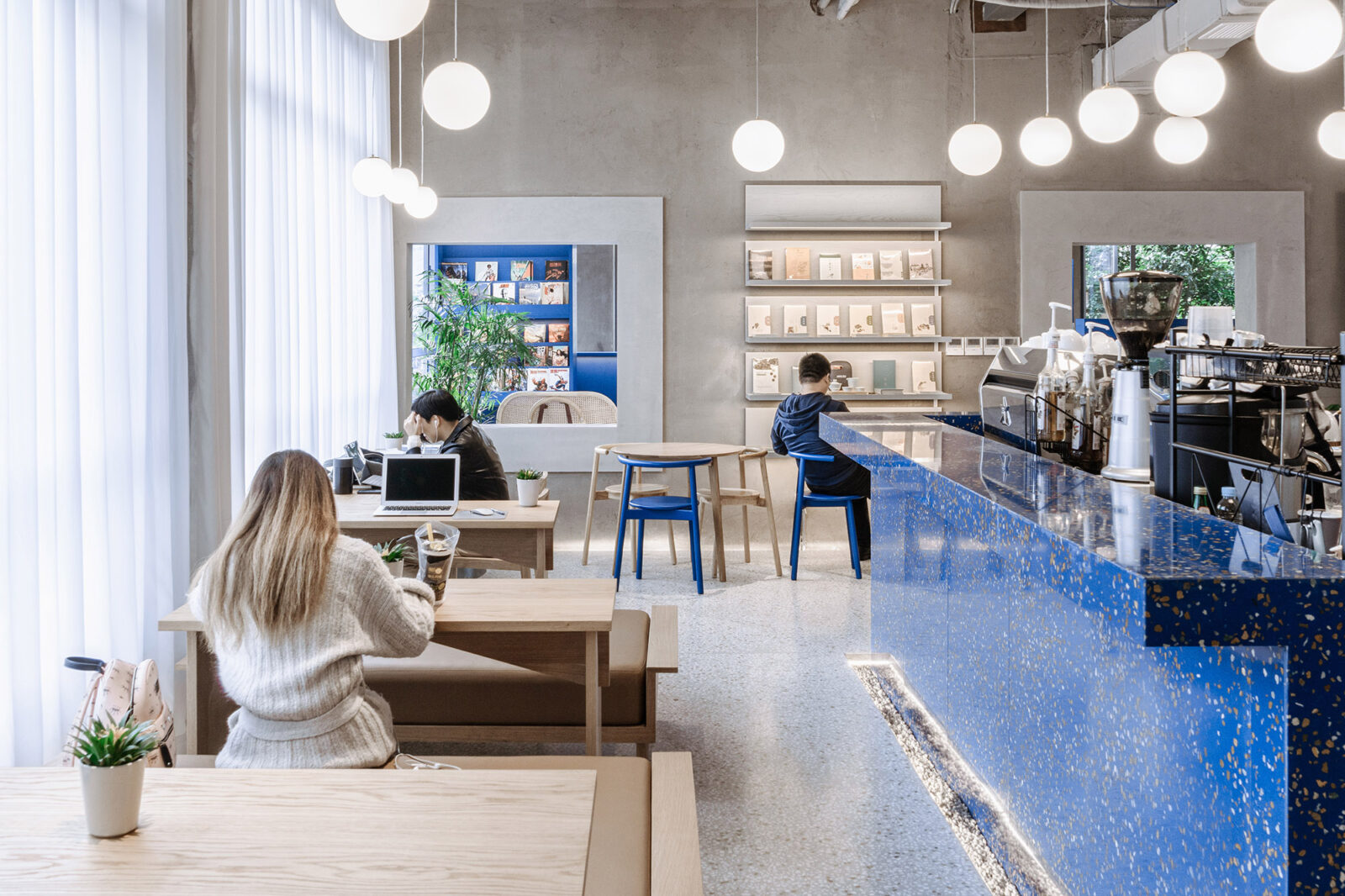 アトリウムに「本の山」がそびえ立つ、上海初のスポーツがテーマの書店〈Lvwaスポーツブックストア〉中国、Studio YUDA、Studio NOR - TECTURE MAG（テクチャー ...