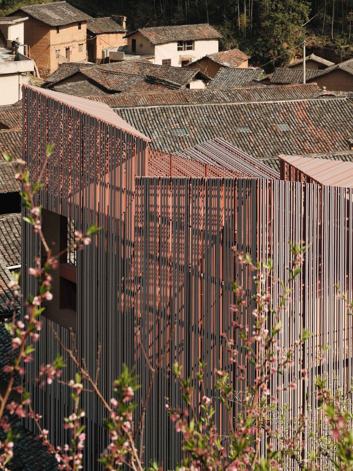 中国初の「織り」をテーマに据えた、繊細なアルミの格子が紡ぐ〈松庄Zミュージアム〉TEAM_BLDG - TECTURE MAG（テクチャーマガジン） | 空間デザイン・建築メディア