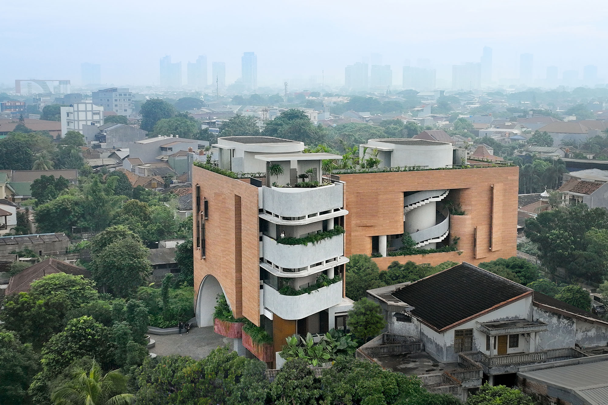 ドーム空間が風を呼び込むオフィスビル〈セージハウス・オフィスガーデン〉RAD+ar、インドネシア - TECTURE MAG（テクチャーマガジン） | 空間デザイン・建築メディア