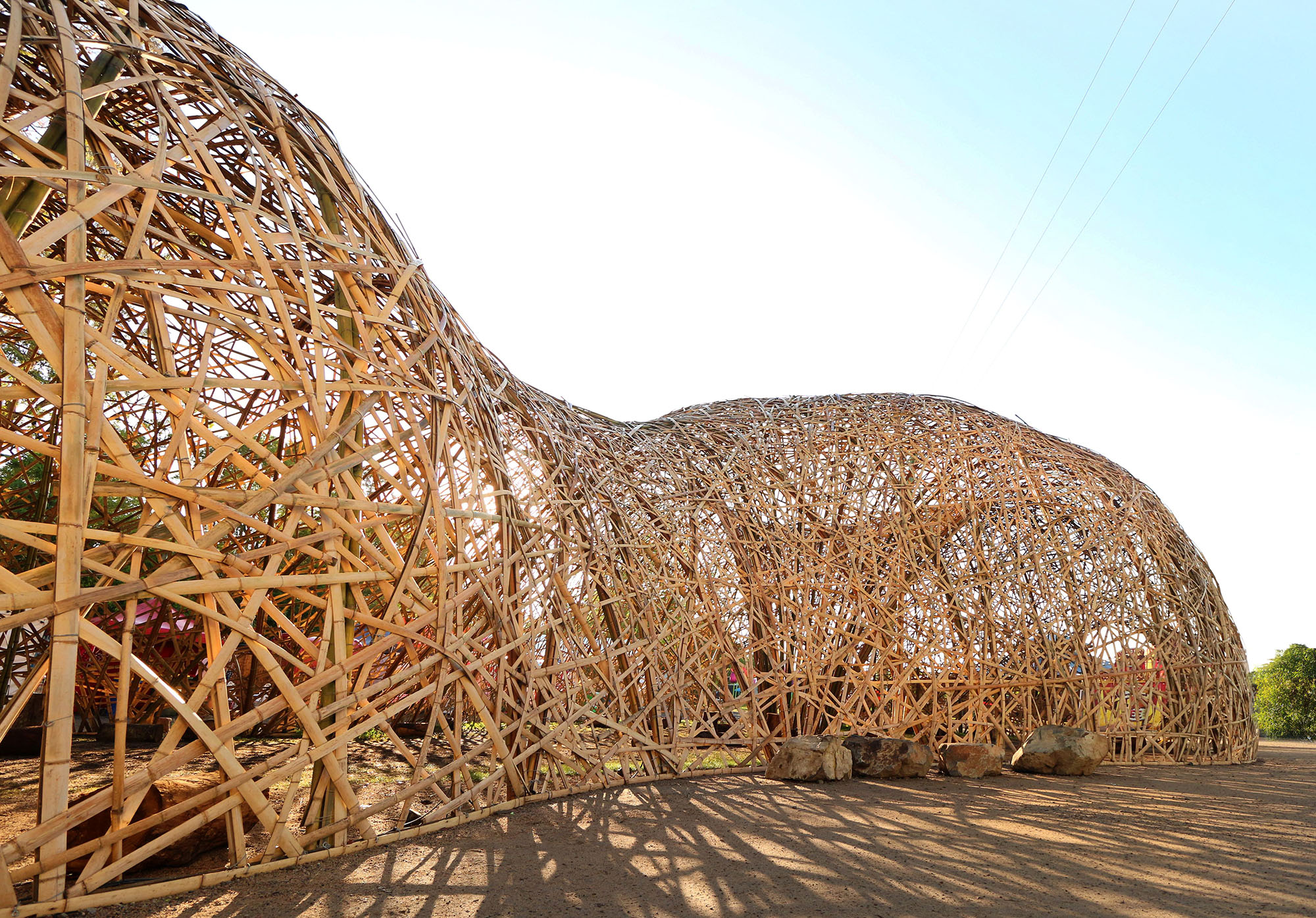 竹で編まれた循環型パビリオン〈Chrysalis〉ケイブ・アーバン、オーストラリア - TECTURE MAG（テクチャーマガジン） | 空間デザイン・建築メディア