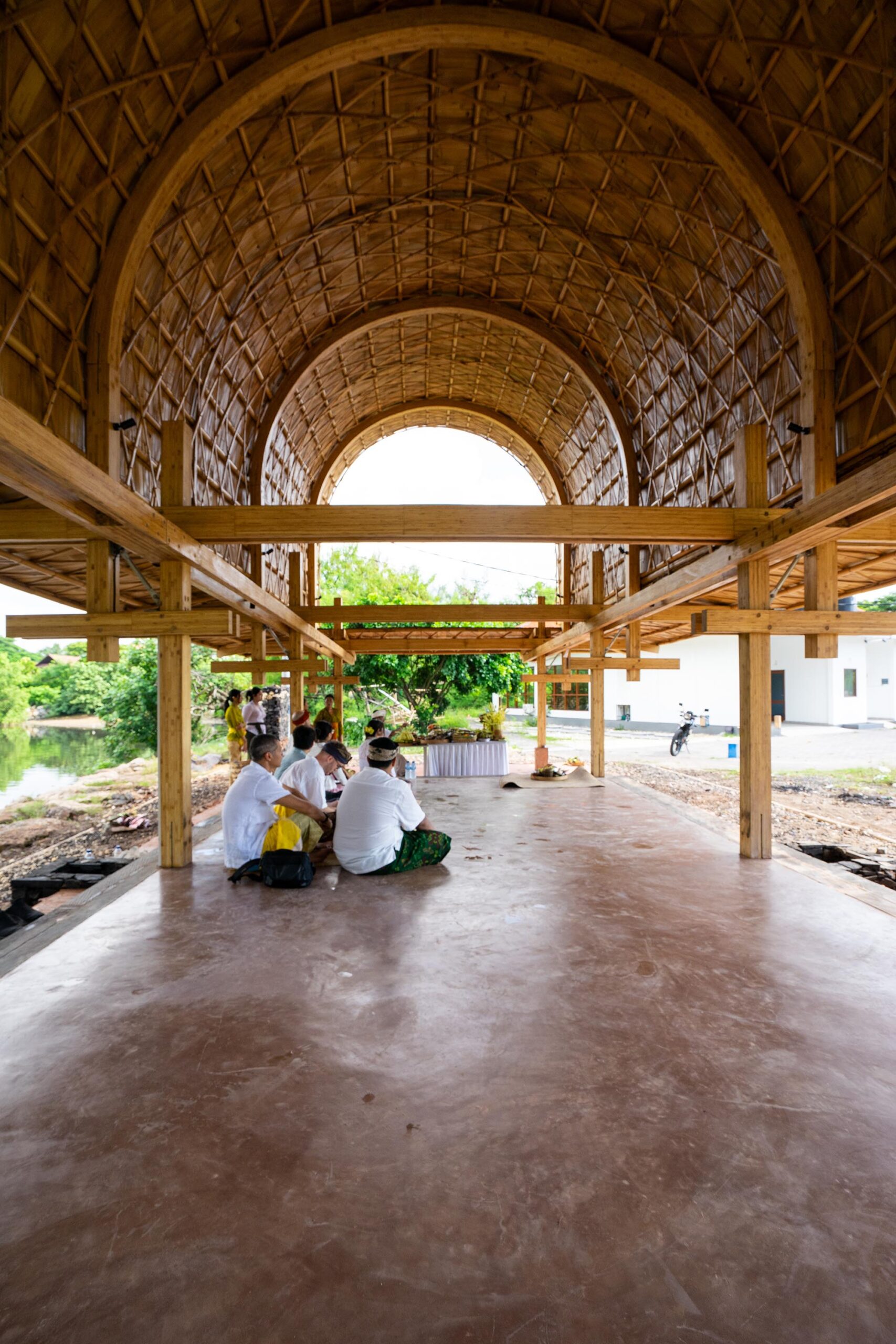 バリ島の伝統を受け継ぐ、自然素材でつくる集いの場〈バレ・バイオ〉ケイブ・アーバン、インドネシア - TECTURE MAG（テクチャーマガジン） | 空間デザイン・建築メディア