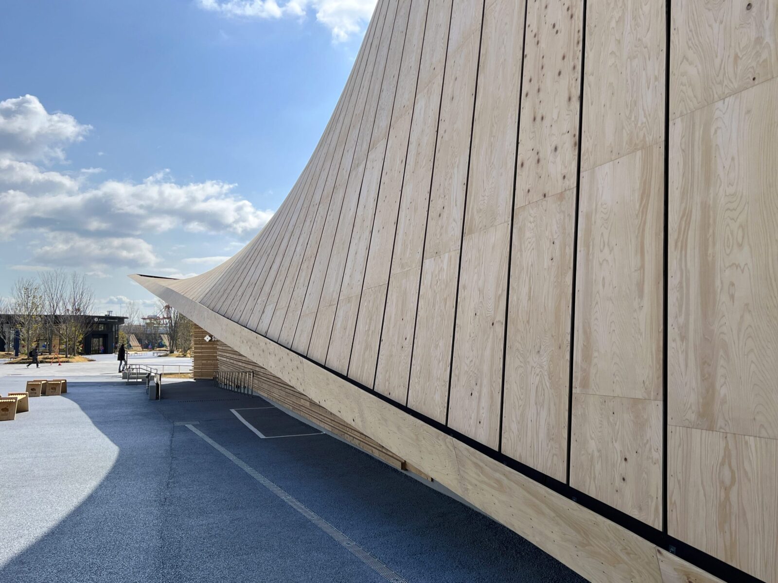 [大阪・関西万博 Interview]〈住友館〉/ 日建設計：HP曲面＋ヒノキ合板による“新しい木質建築” - TECTURE MAG（テクチャーマガジン） | 空間デザイン・建築メディア