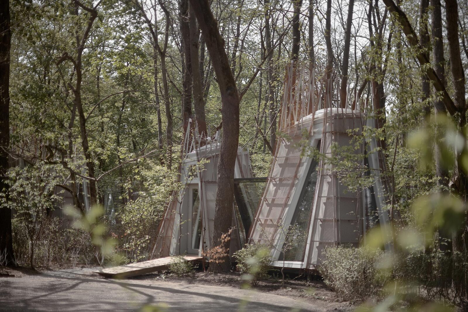 森に溶け込むテントのようなホテル〈Namety〉ロマン＆ドミトロ・セリウク、ウクライナ - TECTURE MAG（テクチャーマガジン） | 空間デザイン・建築メディア