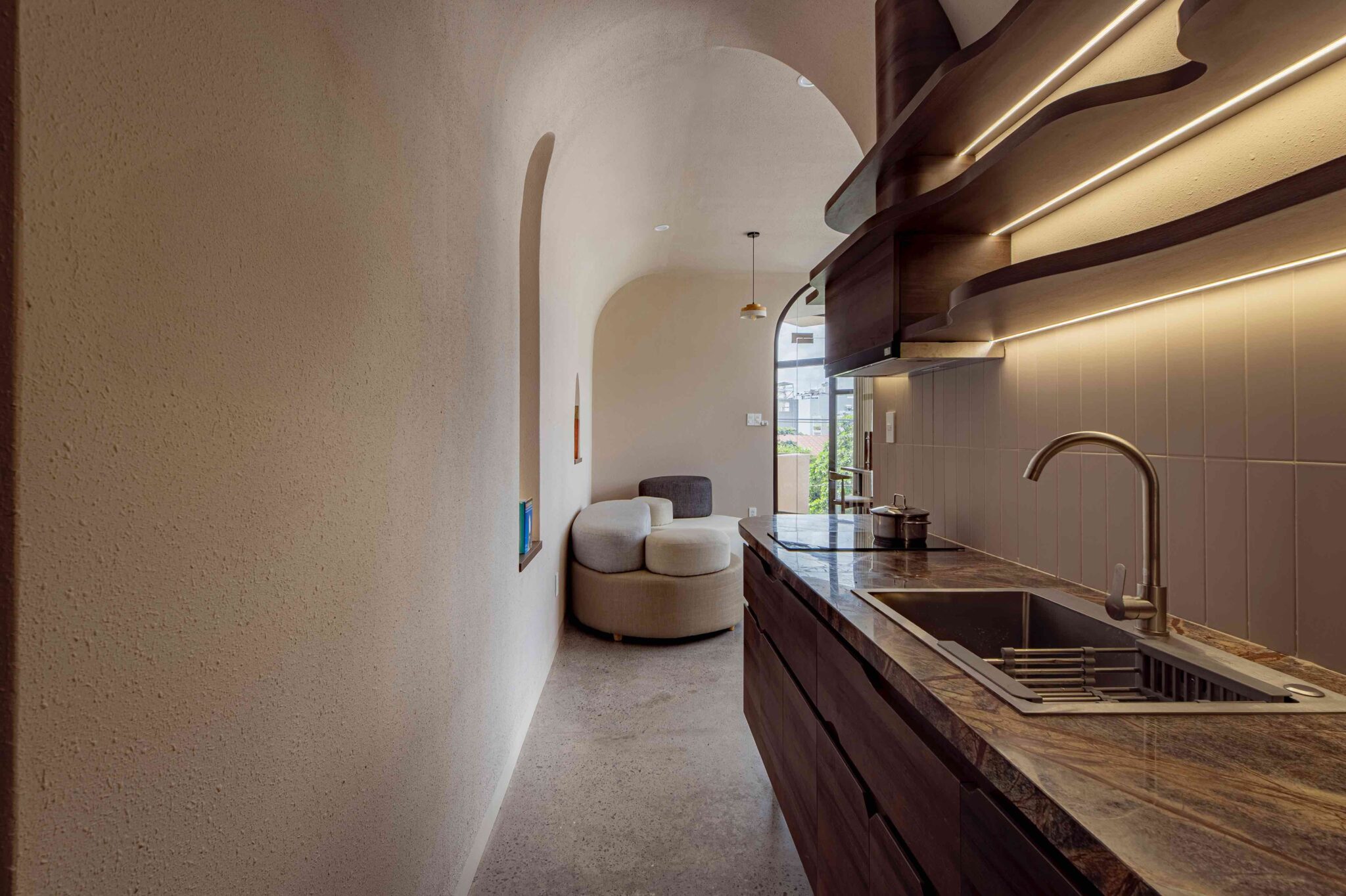 有機的なフォルムと自然が融合する小規模複合施設〈The Jungle〉ROOM+、ベトナム - TECTURE MAG（テクチャーマガジン） | 空間デザイン・建築メディア