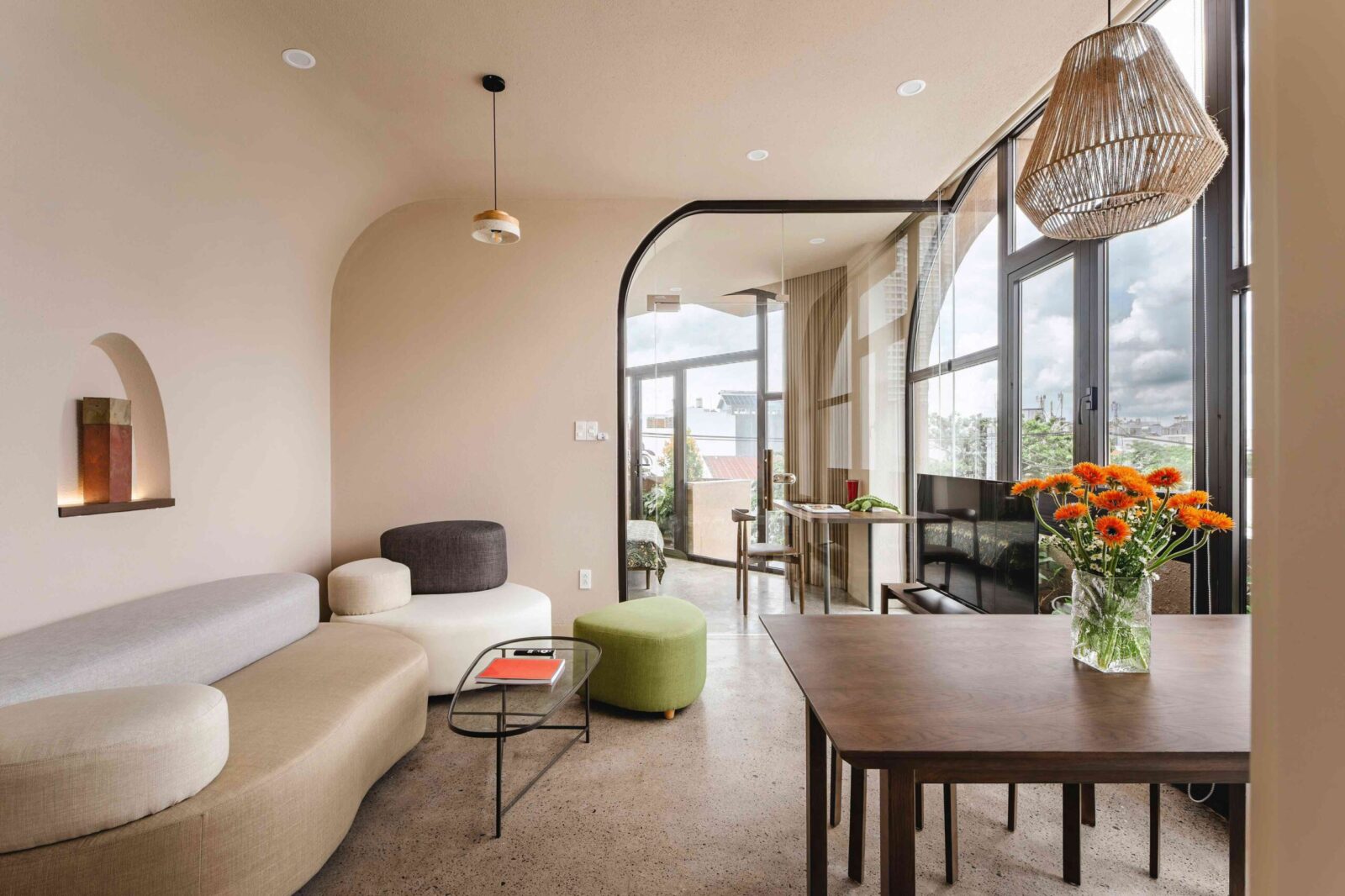 有機的なフォルムと自然が融合する小規模複合施設〈The Jungle〉ROOM+、ベトナム - TECTURE MAG（テクチャーマガジン） | 空間デザイン・建築メディア