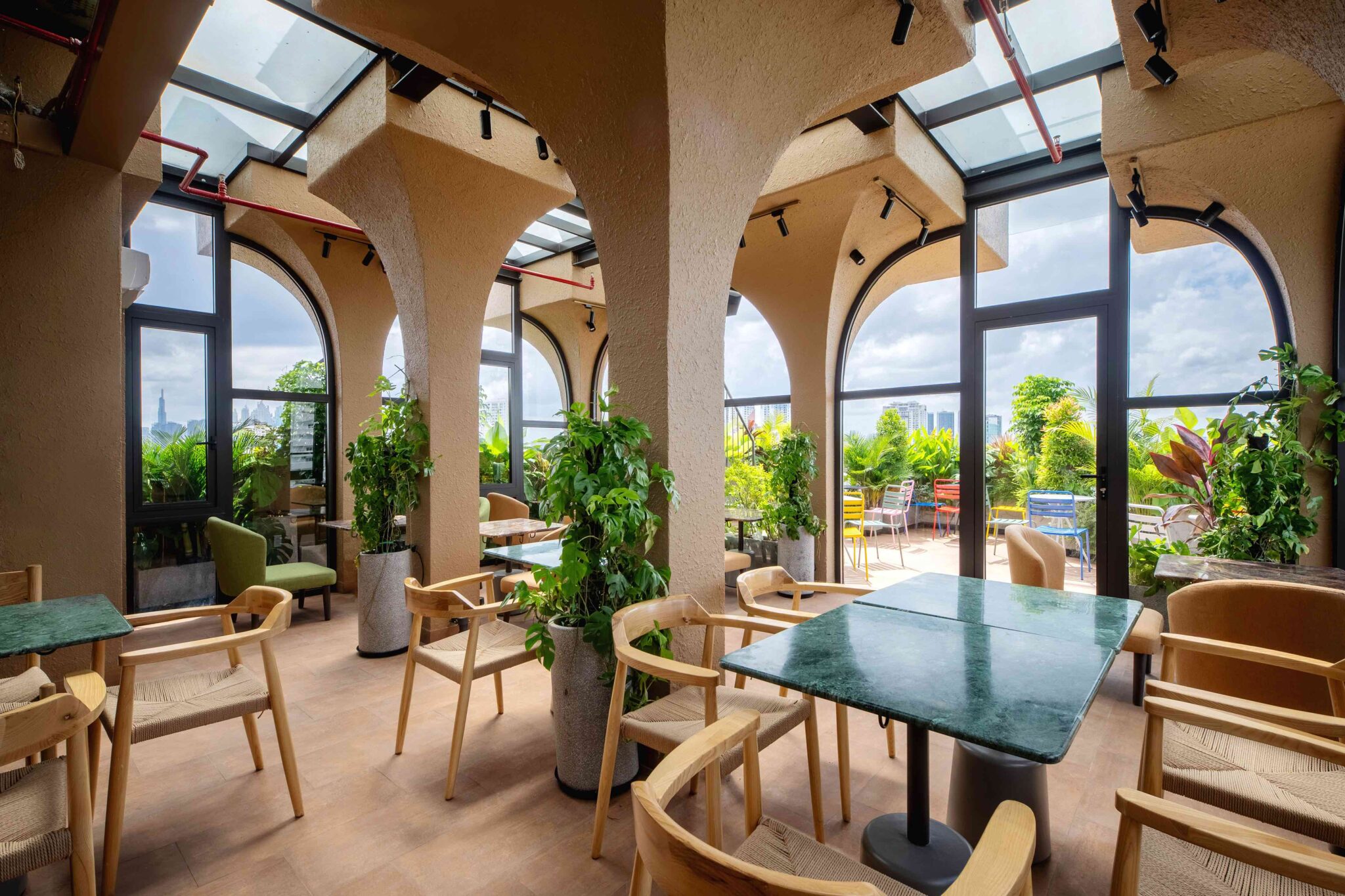 有機的なフォルムと自然が融合する小規模複合施設〈The Jungle〉ROOM+、ベトナム - TECTURE MAG（テクチャーマガジン） | 空間デザイン・建築メディア