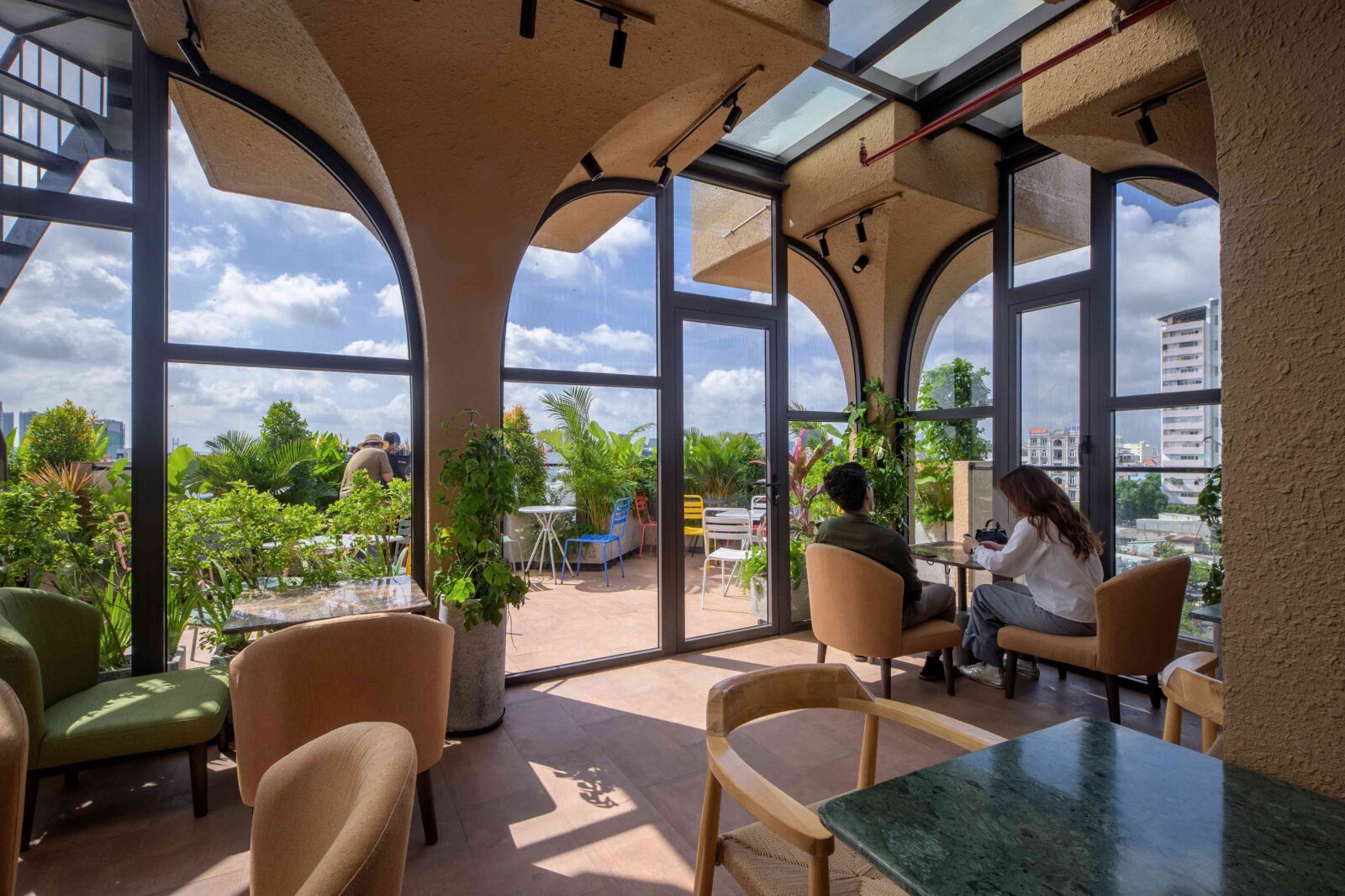 有機的なフォルムと自然が融合する小規模複合施設〈The Jungle〉ROOM+、ベトナム - TECTURE MAG（テクチャーマガジン） | 空間デザイン・建築メディア