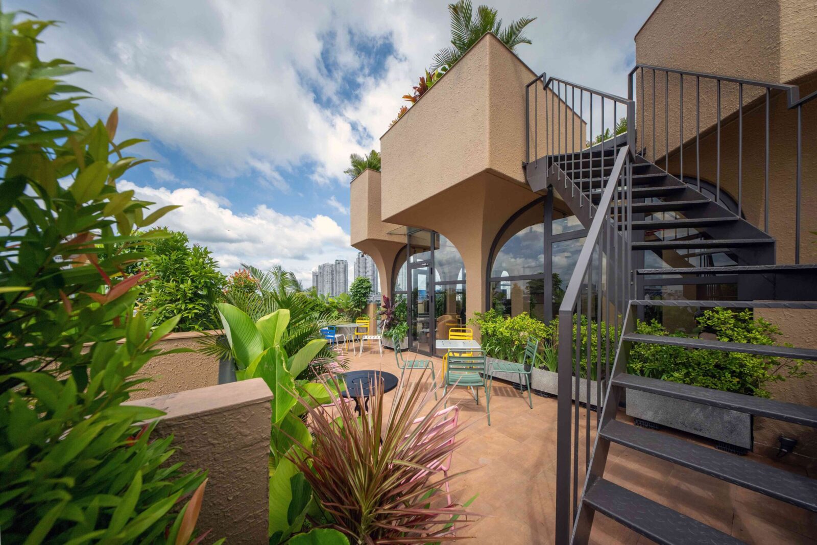 有機的なフォルムと自然が融合する小規模複合施設〈The Jungle〉ROOM+、ベトナム - TECTURE MAG（テクチャーマガジン） | 空間デザイン・建築メディア