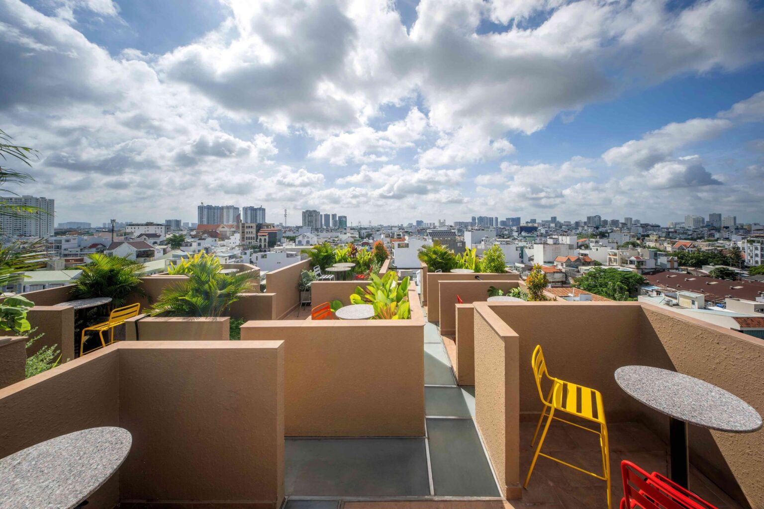 有機的なフォルムと自然が融合する小規模複合施設〈The Jungle〉ROOM+、ベトナム - TECTURE MAG（テクチャーマガジン） | 空間デザイン・建築メディア