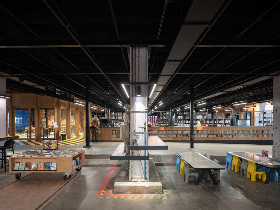 1930年代の産業遺産を再生した、図書館やオフィスを内包する複合公共施設〈LocHal〉Civicアーキテクツ、メカノー、オランダ - TECTURE MAG（テクチャーマガジン） | 空間 ...