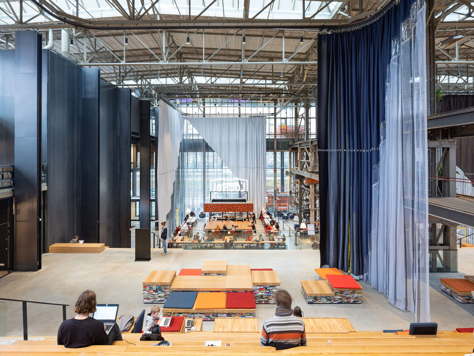 1930年代の産業遺産を再生した、図書館やオフィスを内包する複合公共施設〈LocHal〉Civicアーキテクツ、メカノー、オランダ - TECTURE MAG（テクチャーマガジン） | 空間 ...
