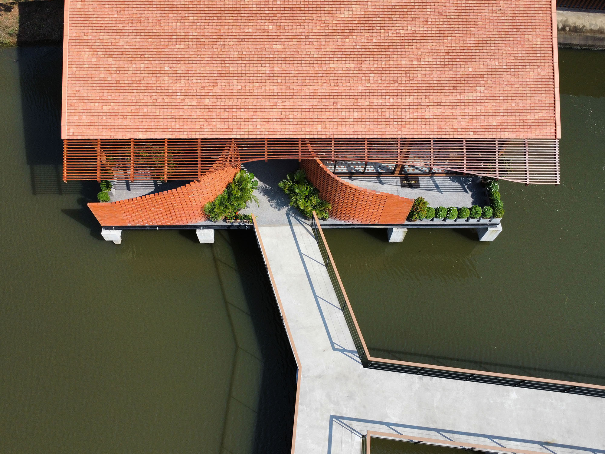 タイの水上に佇むテラコッタに包まれたカフェ空間〈テラコッタ・カフェ〉Studio Bewell - TECTURE MAG（テクチャーマガジン） | 空間デザイン・建築メディア