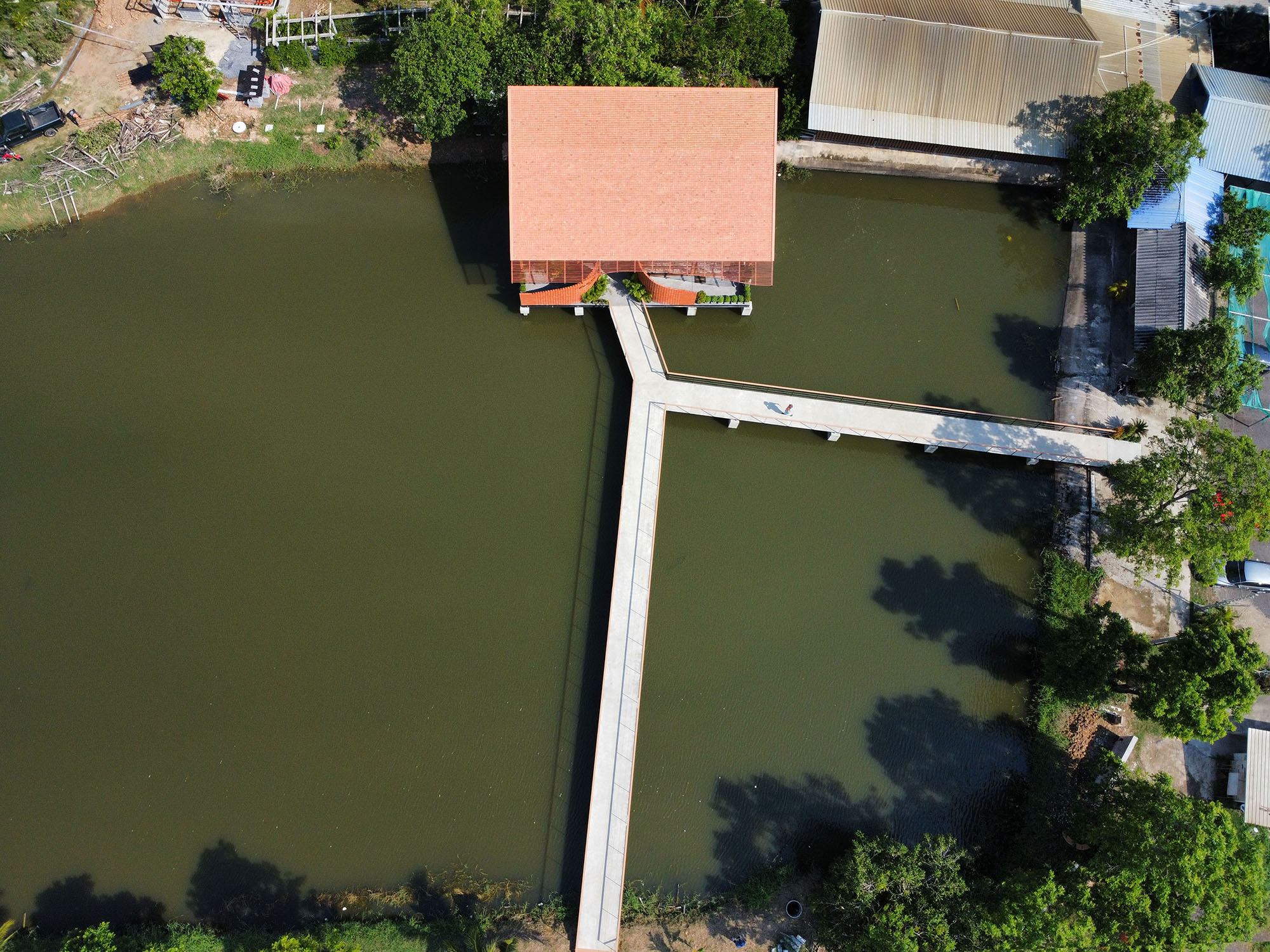 タイの水上に佇むテラコッタに包まれたカフェ空間〈テラコッタ・カフェ〉Studio Bewell - TECTURE MAG（テクチャーマガジン） | 空間デザイン・建築メディア