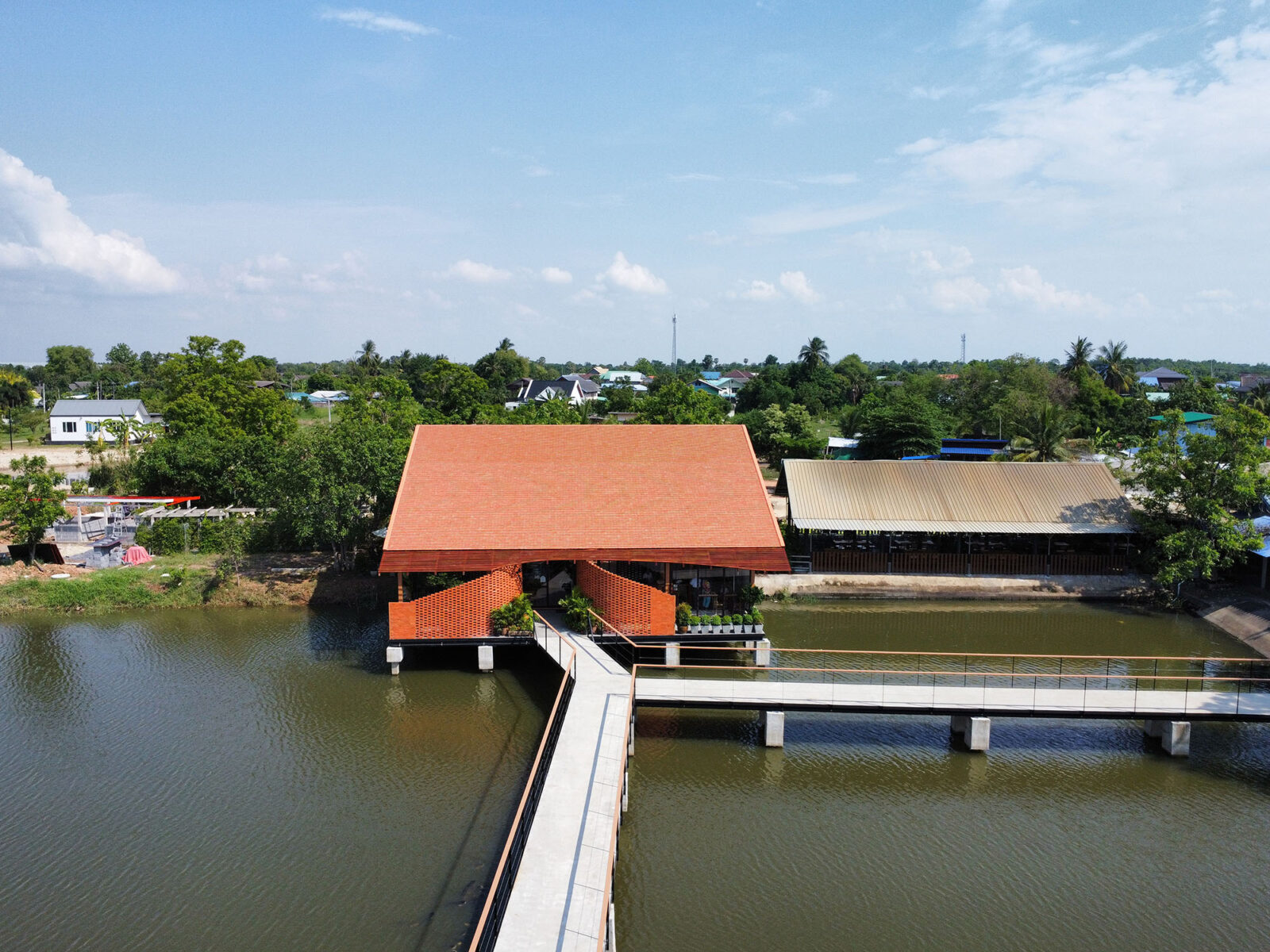 タイの水上に佇むテラコッタに包まれたカフェ空間〈テラコッタ・カフェ〉Studio Bewell - TECTURE MAG（テクチャーマガジン） | 空間デザイン・建築メディア