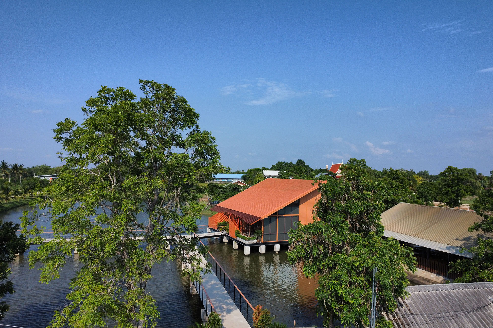タイの水上に佇むテラコッタに包まれたカフェ空間〈テラコッタ・カフェ〉Studio Bewell - TECTURE MAG（テクチャーマガジン） | 空間デザイン・建築メディア