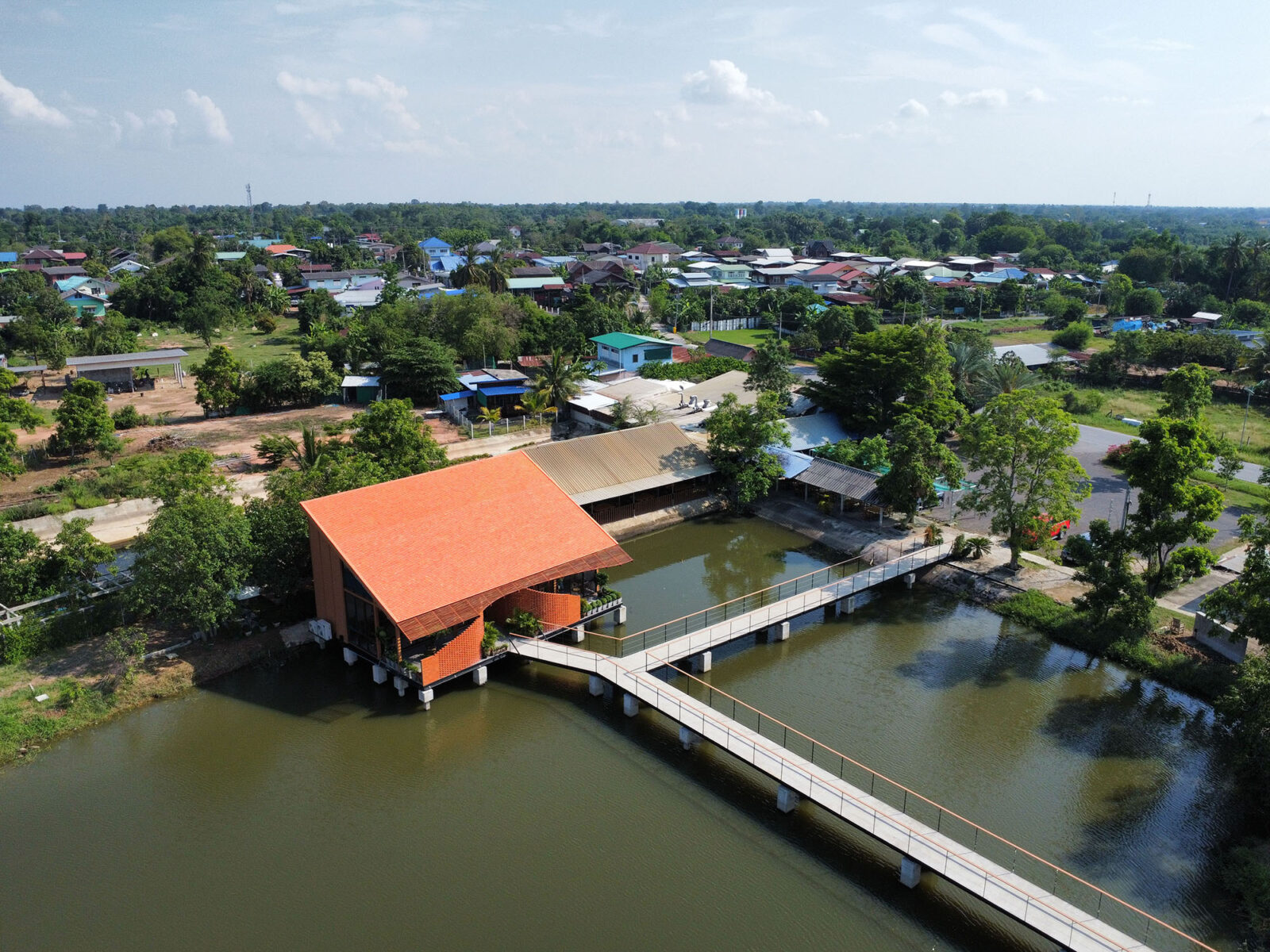 タイの水上に佇むテラコッタに包まれたカフェ空間〈テラコッタ・カフェ〉Studio Bewell - TECTURE MAG（テクチャーマガジン） | 空間デザイン・建築メディア