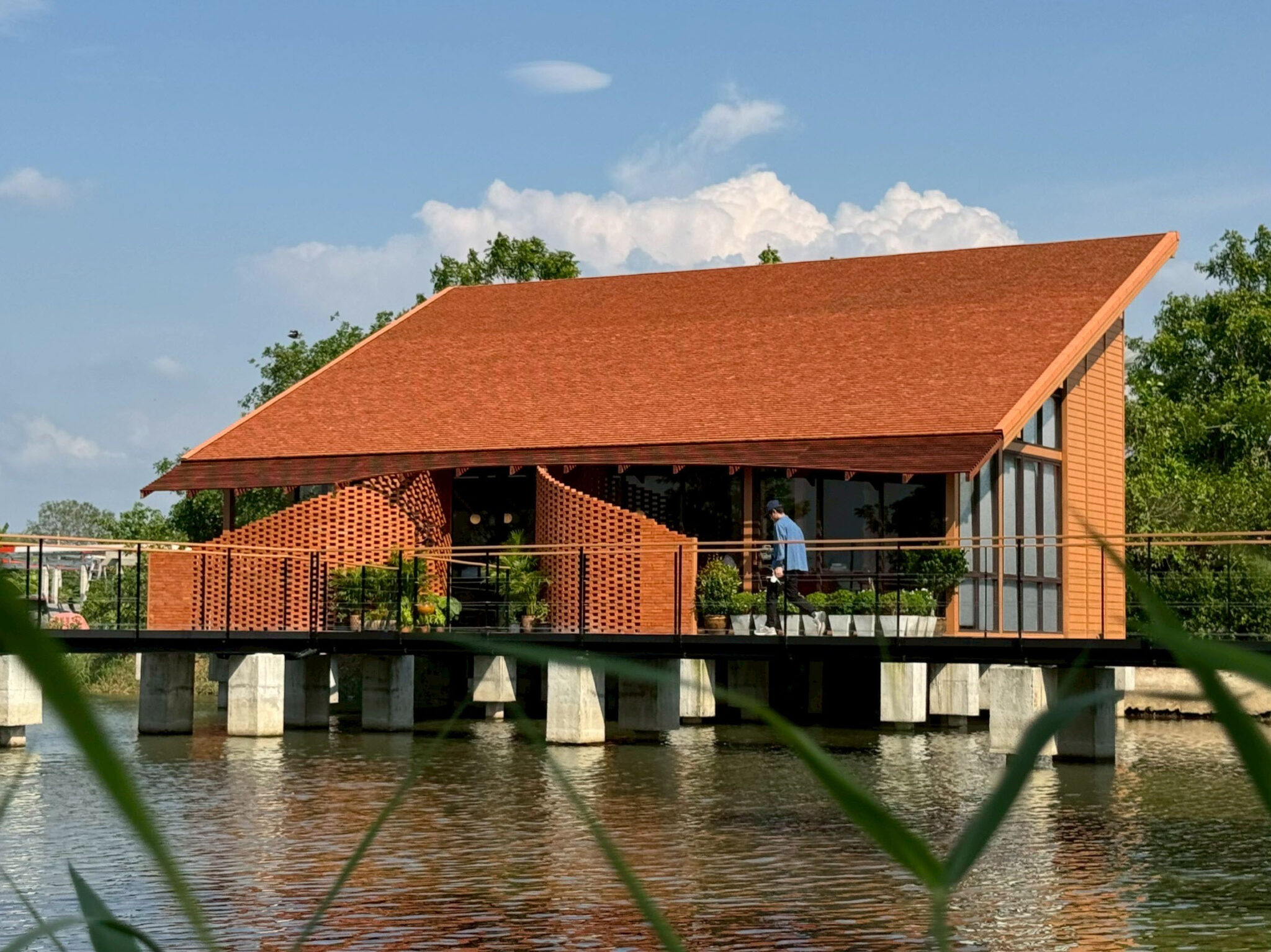 タイの水上に佇むテラコッタに包まれたカフェ空間〈テラコッタ・カフェ〉Studio Bewell - TECTURE MAG（テクチャーマガジン） | 空間デザイン・建築メディア