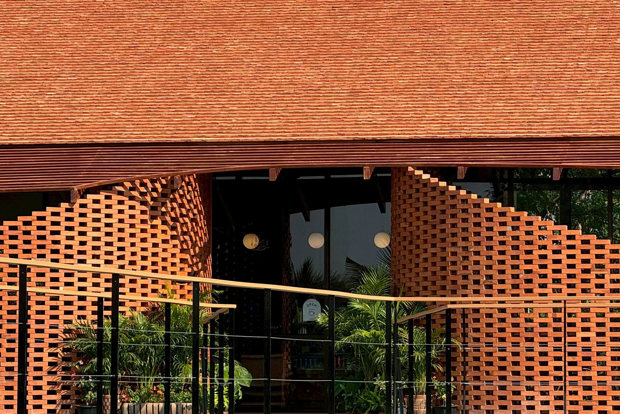 タイの水上に佇むテラコッタに包まれたカフェ空間〈テラコッタ・カフェ〉Studio Bewell - TECTURE MAG（テクチャーマガジン） | 空間デザイン・建築メディア