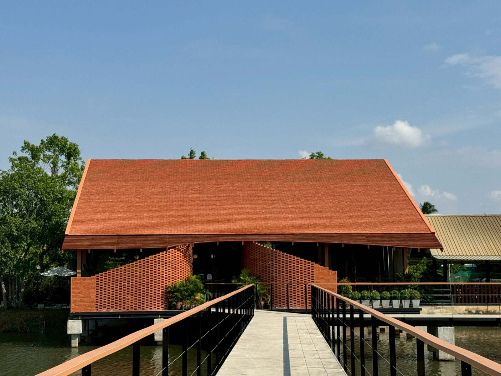 タイの水上に佇むテラコッタに包まれたカフェ空間〈テラコッタ・カフェ〉Studio Bewell - TECTURE MAG（テクチャーマガジン） | 空間デザイン・建築メディア