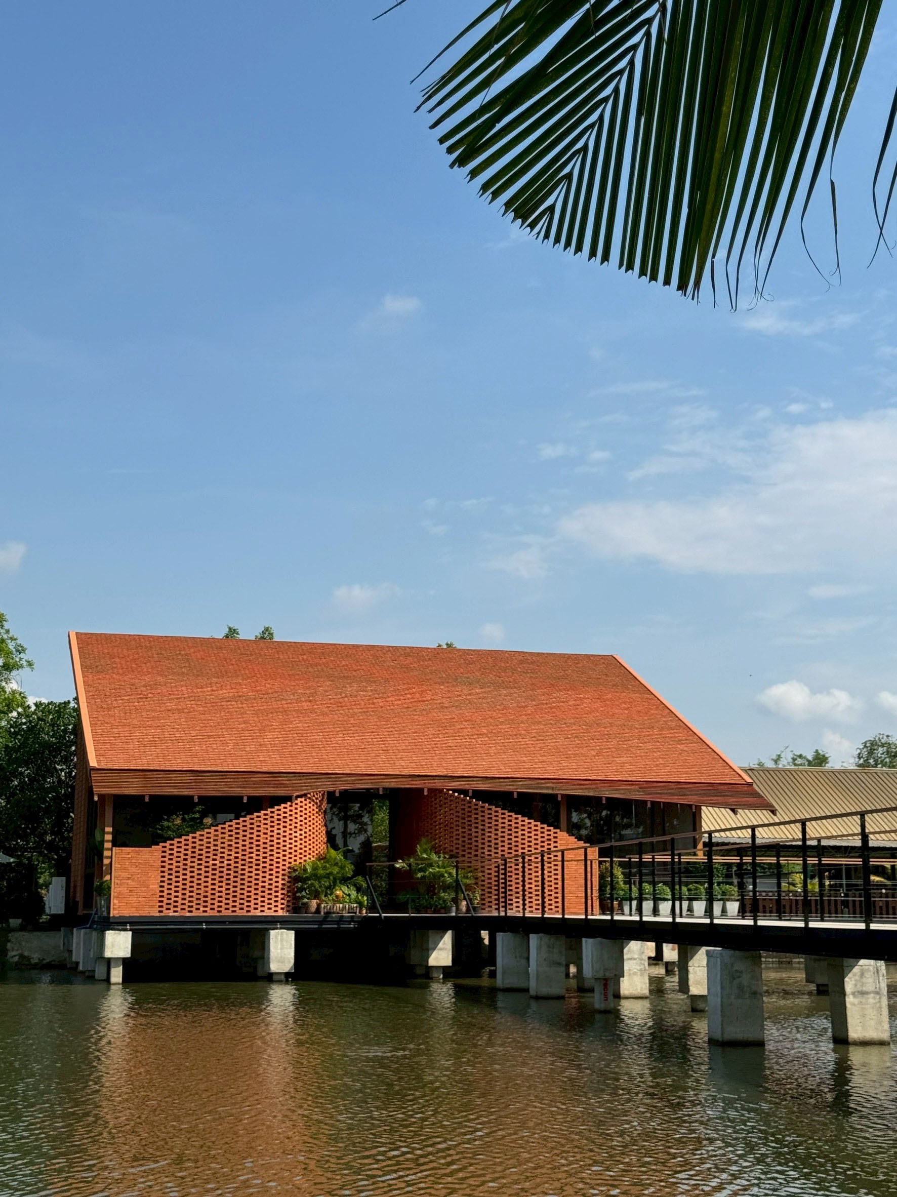 タイの水上に佇むテラコッタに包まれたカフェ空間〈テラコッタ・カフェ〉Studio Bewell - TECTURE MAG（テクチャーマガジン） | 空間デザイン・建築メディア