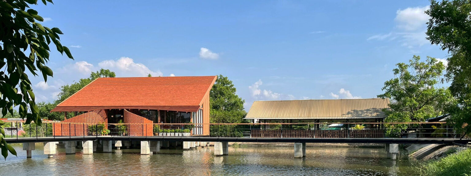タイの水上に佇むテラコッタに包まれたカフェ空間〈テラコッタ・カフェ〉Studio Bewell - TECTURE MAG（テクチャーマガジン） | 空間デザイン・建築メディア