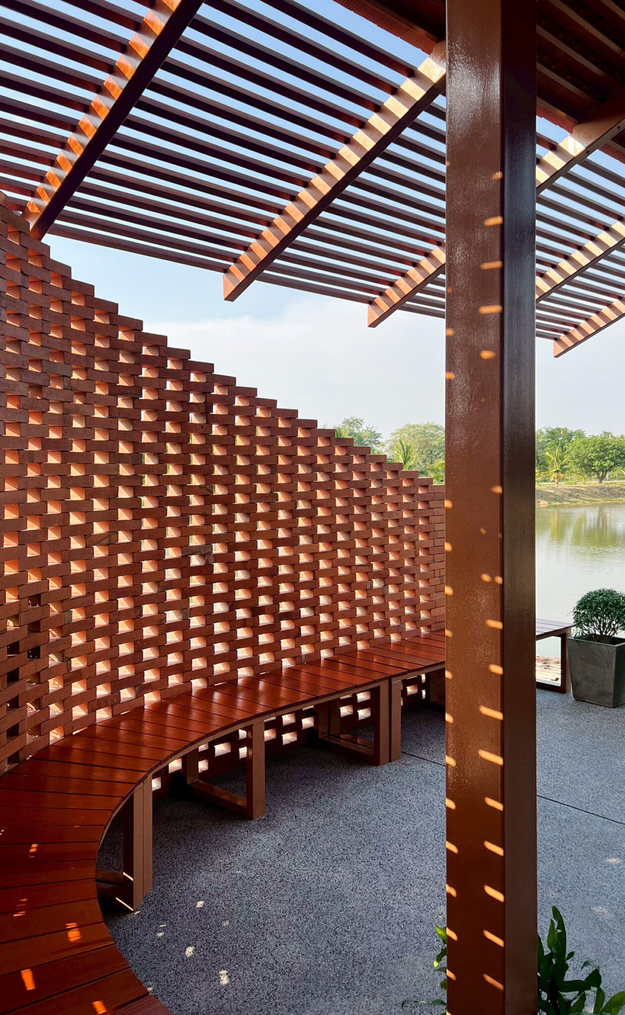 タイの水上に佇むテラコッタに包まれたカフェ空間〈テラコッタ・カフェ〉Studio Bewell - TECTURE MAG（テクチャーマガジン） | 空間デザイン・建築メディア