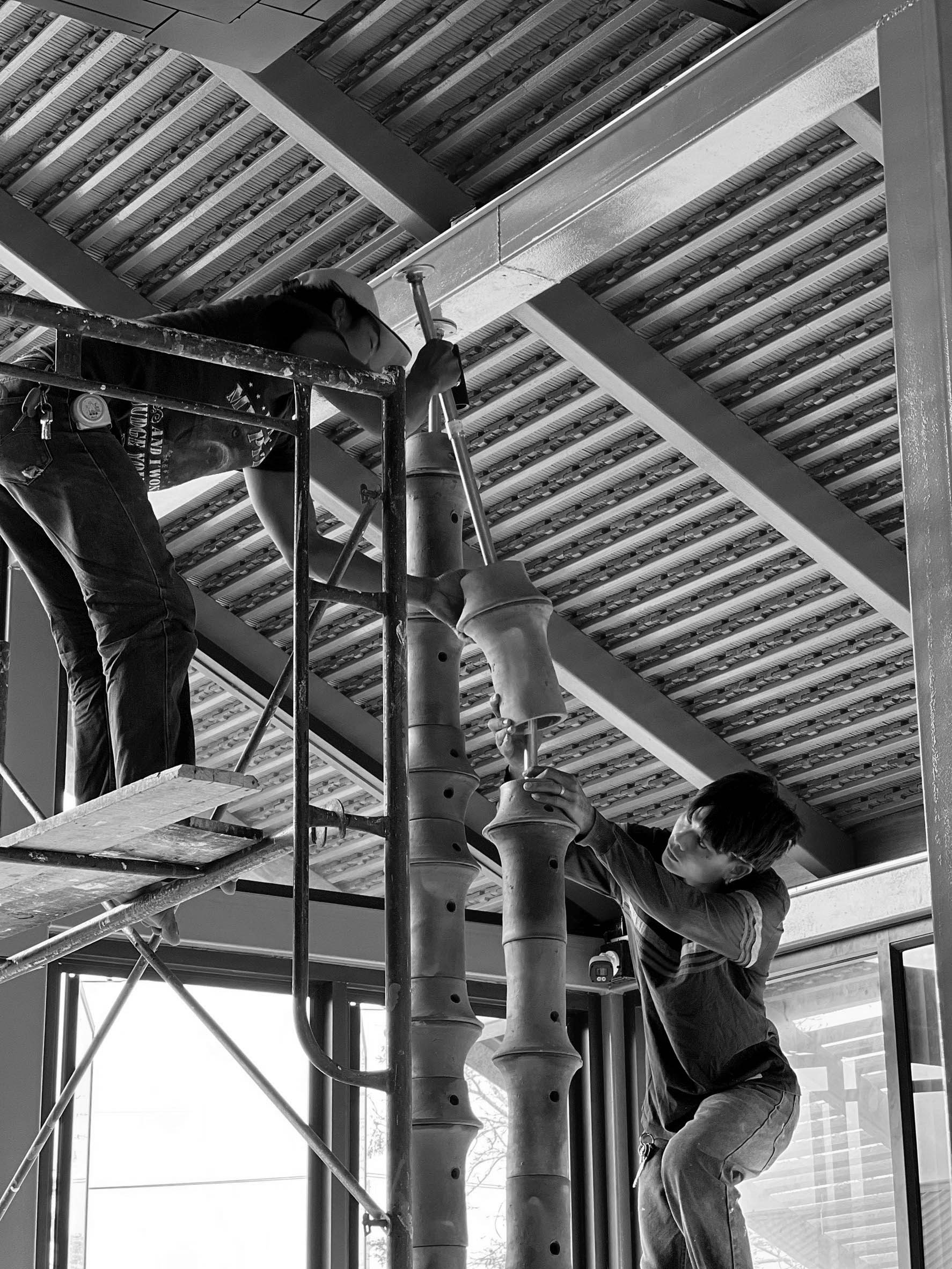 タイの水上に佇むテラコッタに包まれたカフェ空間〈テラコッタ・カフェ〉Studio Bewell - TECTURE MAG（テクチャーマガジン） | 空間デザイン・建築メディア