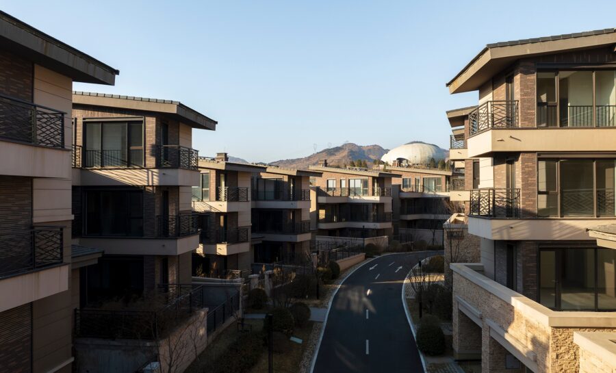 山頂に降り立つ巨岩ホテル〈The Rock〉ウートピア・ラボ、中国 - TECTURE MAG（テクチャーマガジン） | 空間デザイン・建築メディア