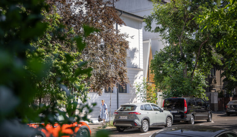 ルーマニアの都市の隙間に生み出す小さなコーヒーショップ〈ザ・チャペル〉Vinklu - TECTURE MAG（テクチャーマガジン） | 空間デザイン・建築メディア