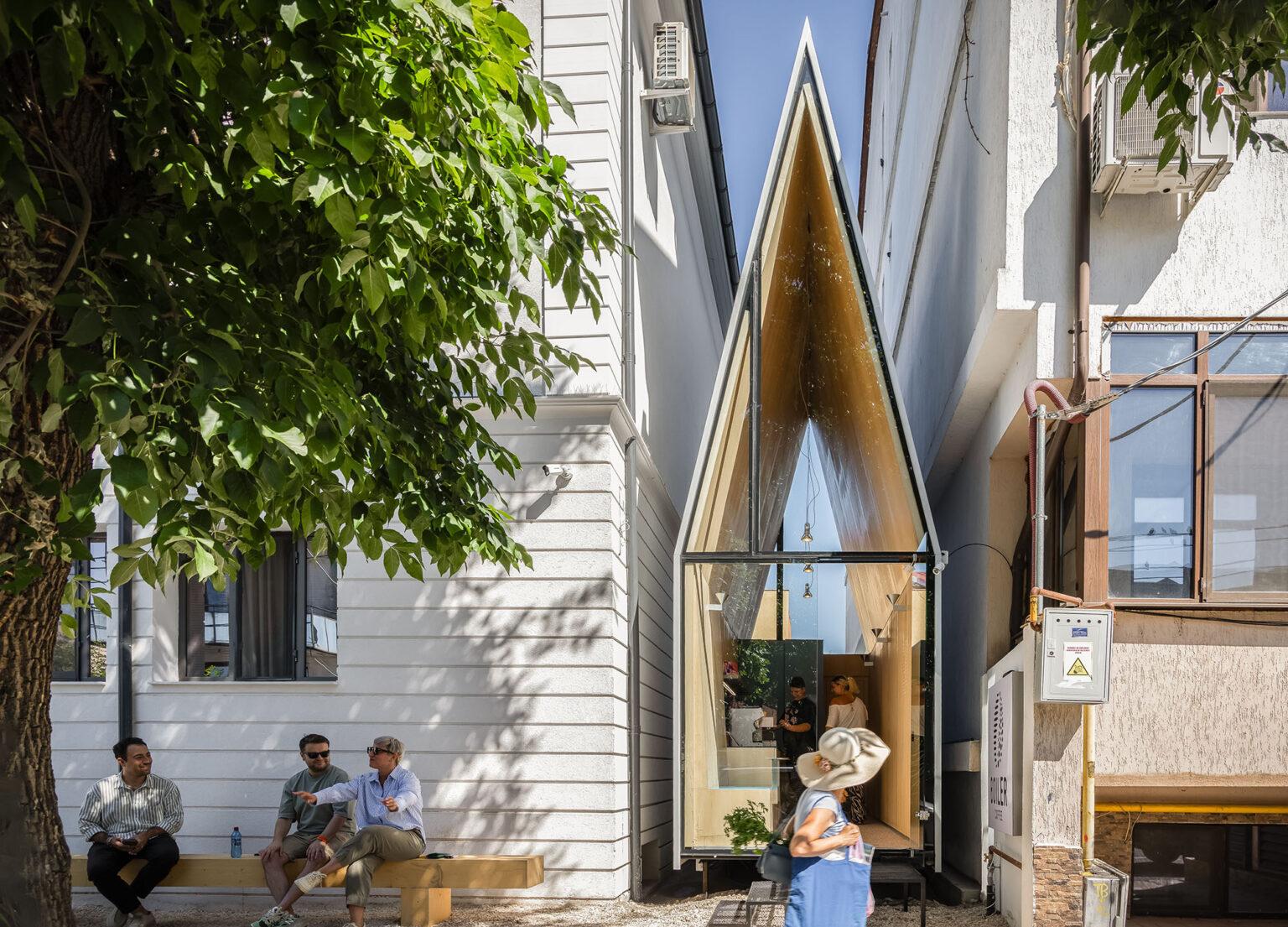 ルーマニアの都市の隙間に生み出す小さなコーヒーショップ〈ザ・チャペル〉Vinklu - TECTURE MAG（テクチャーマガジン） | 空間デザイン・建築メディア