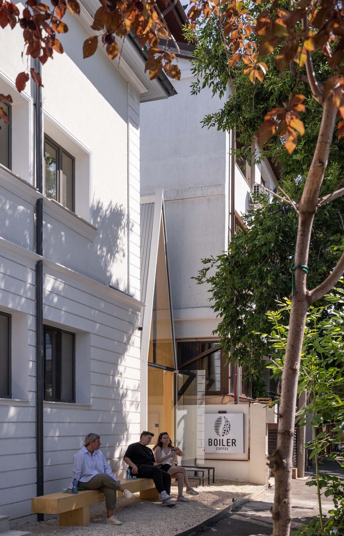 ルーマニアの都市の隙間に生み出す小さなコーヒーショップ〈ザ・チャペル〉Vinklu - TECTURE MAG（テクチャーマガジン） | 空間デザイン・建築メディア