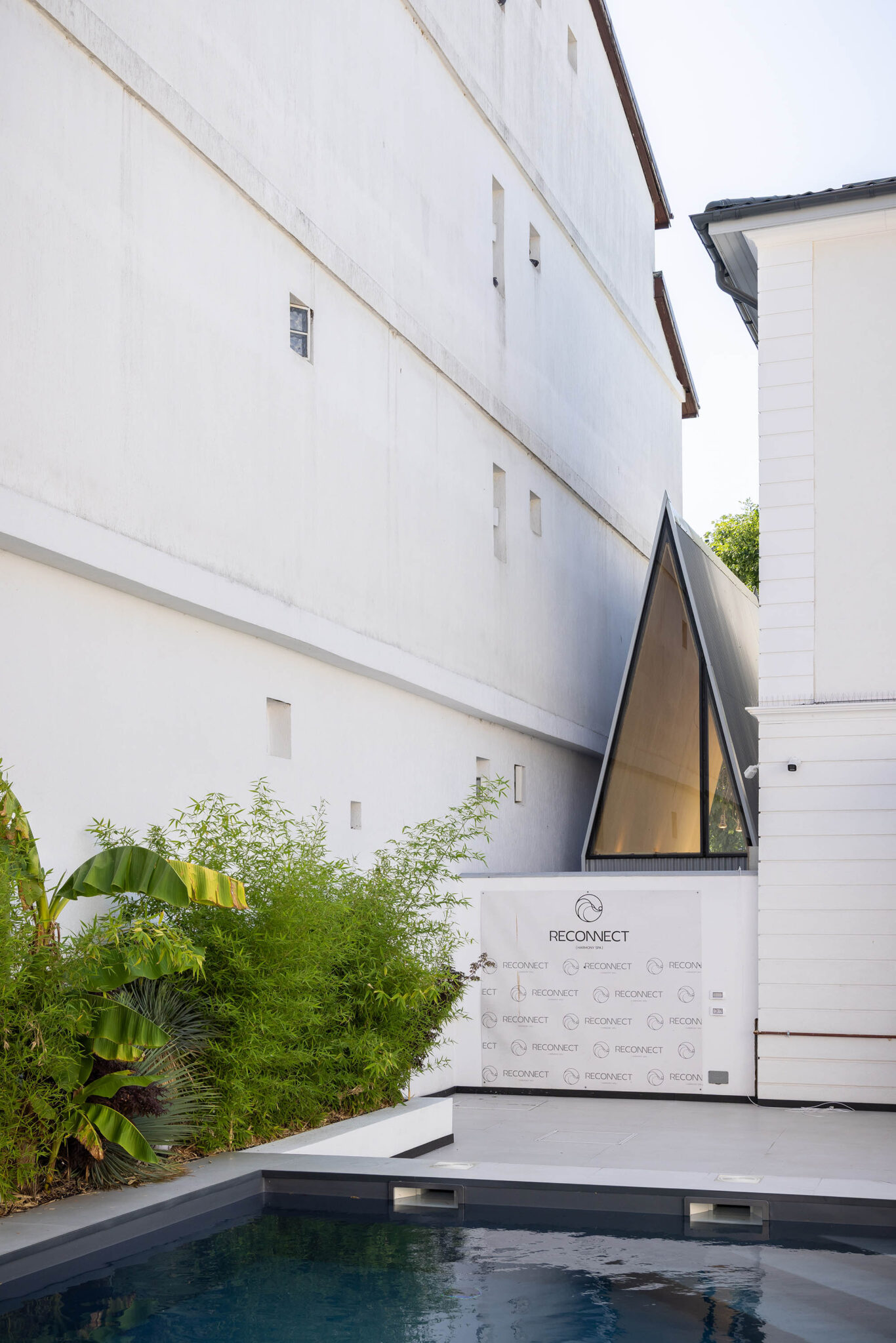 ルーマニアの都市の隙間に生み出す小さなコーヒーショップ〈ザ・チャペル〉Vinklu - TECTURE MAG（テクチャーマガジン） | 空間デザイン・建築メディア