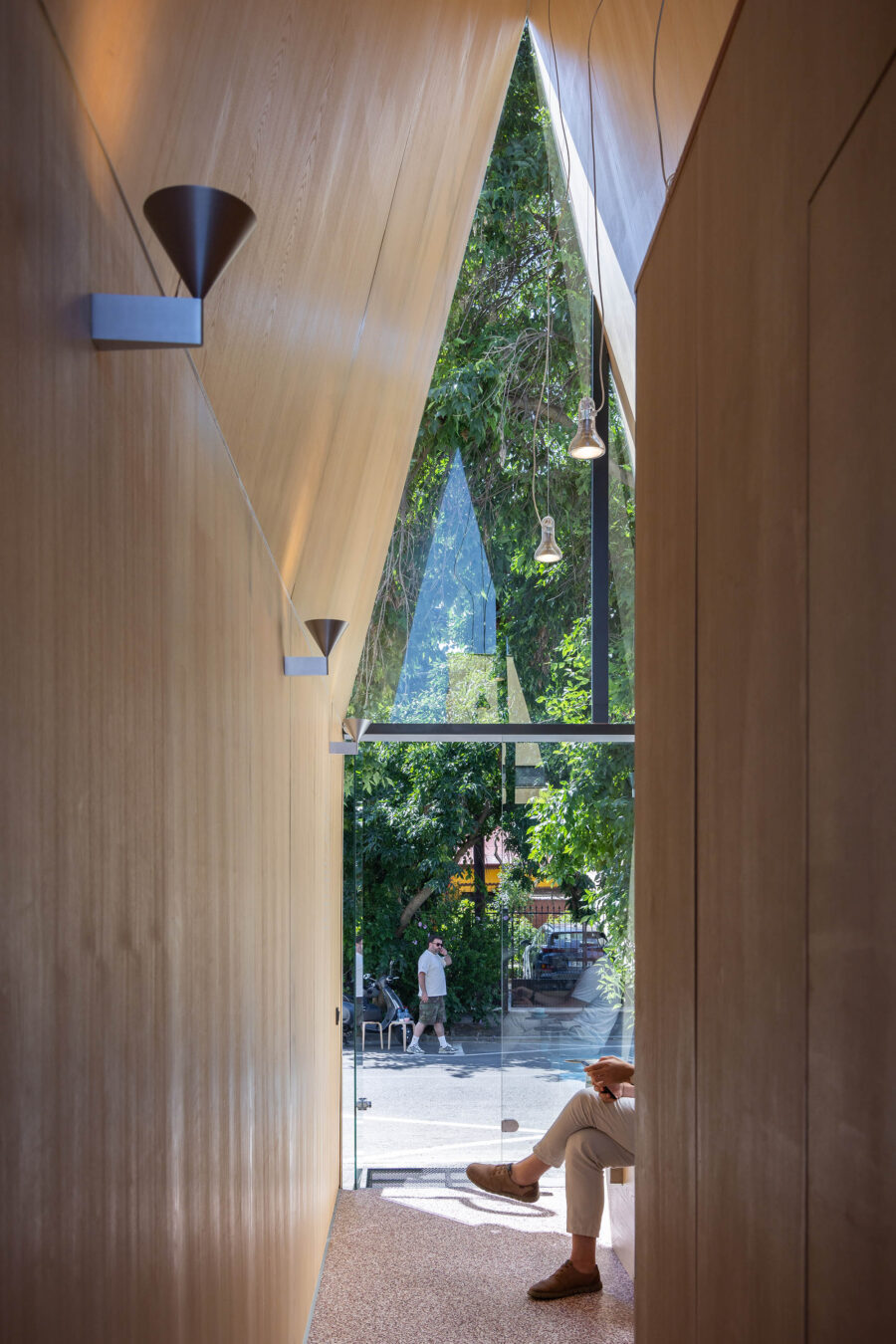 ルーマニアの都市の隙間に生み出す小さなコーヒーショップ〈ザ・チャペル〉Vinklu - TECTURE MAG（テクチャーマガジン） | 空間デザイン・建築メディア