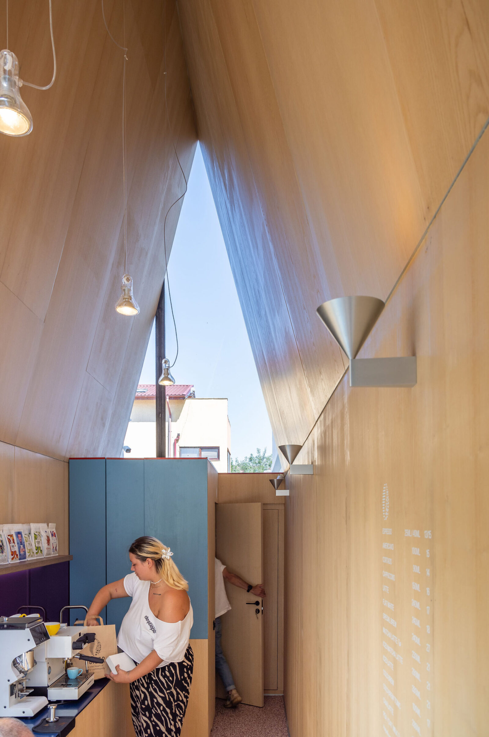 ルーマニアの都市の隙間に生み出す小さなコーヒーショップ〈ザ・チャペル〉Vinklu - TECTURE MAG（テクチャーマガジン） | 空間デザイン・建築メディア