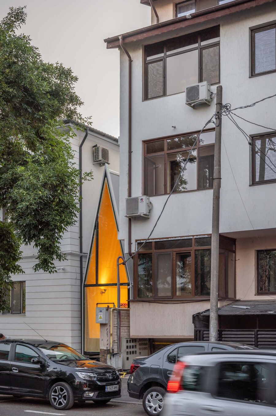 ルーマニアの都市の隙間に生み出す小さなコーヒーショップ〈ザ・チャペル〉Vinklu - TECTURE MAG（テクチャーマガジン） | 空間デザイン・建築メディア