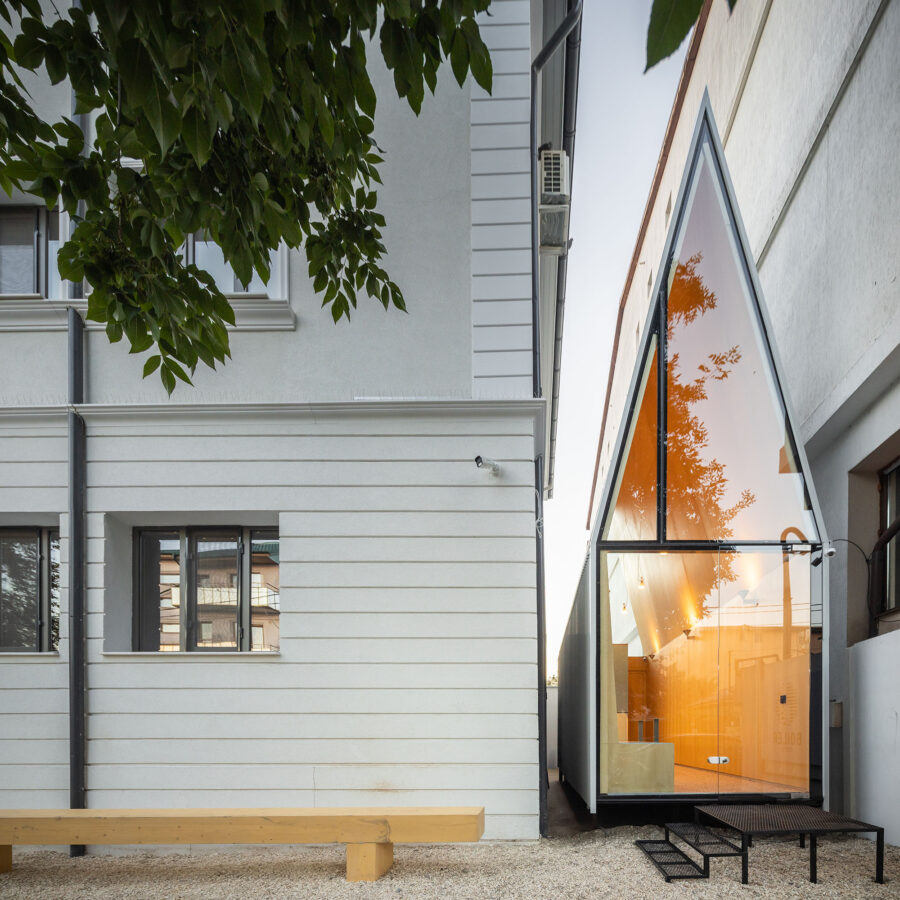 ルーマニアの都市の隙間に生み出す小さなコーヒーショップ〈ザ・チャペル〉Vinklu - TECTURE MAG（テクチャーマガジン） | 空間デザイン・建築メディア