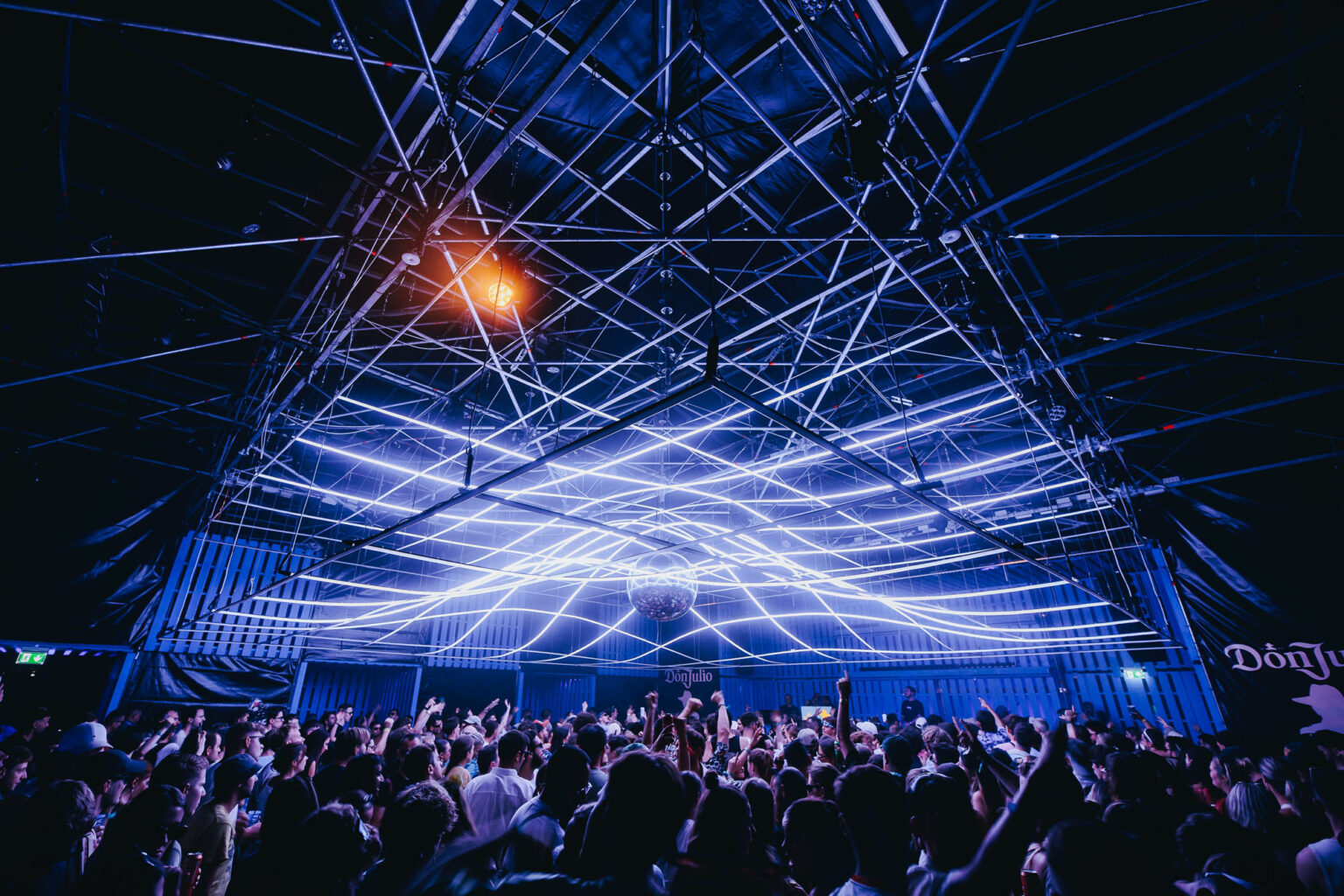 建築家がフェス会場に生み出す没入空間〈イェッテル・コロシアム〉と〈ザ・クラブ〉Hello Wood、ハンガリー - TECTURE MAG ...