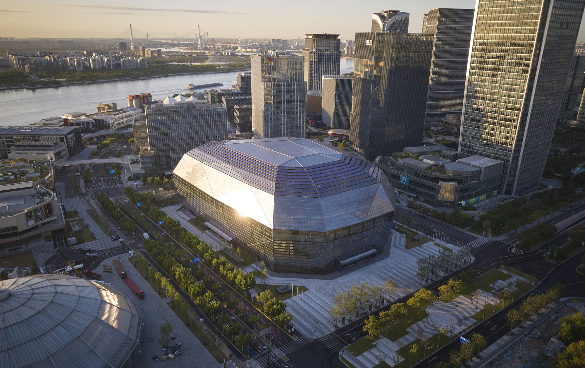 AIと生み出すダイヤモンドのような幾何学建築〈上海ウェストバンド・コンベンションセンター〉SOM, 中国 - TECTURE MAG（テクチャーマガジン） | 空間デザイン・建築メディア